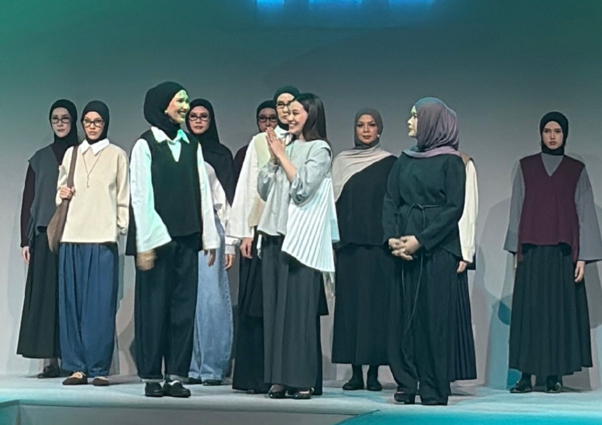 Aaliyah Massaid Memukau di Runway Wardah Essential Lab Jakarta Muslim ...