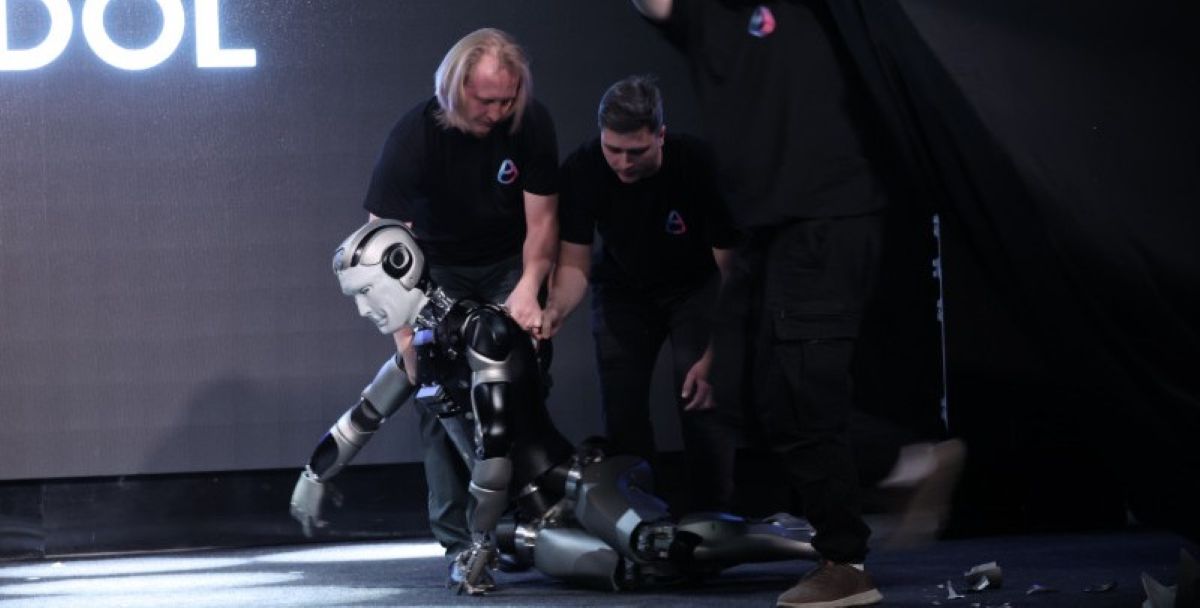 Video: Putin humiliated as Russia’s new AI robot falls on its head ...