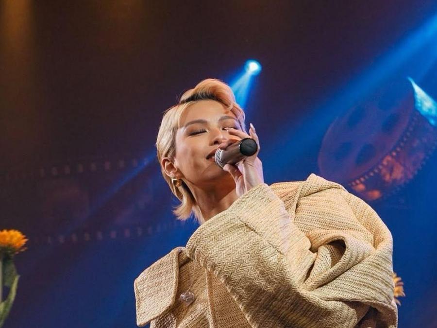 Michelle Dee sings with performers on the autism spectrum