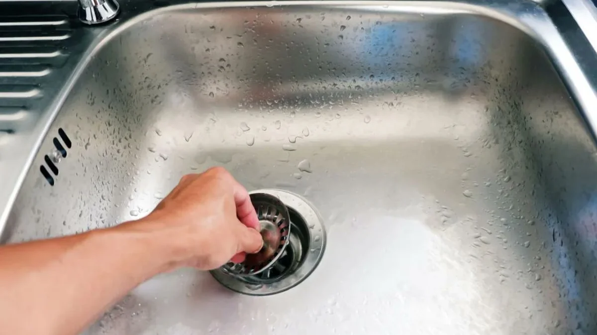Nueve productos que no deberías echar por el fregadero, incluida la leche