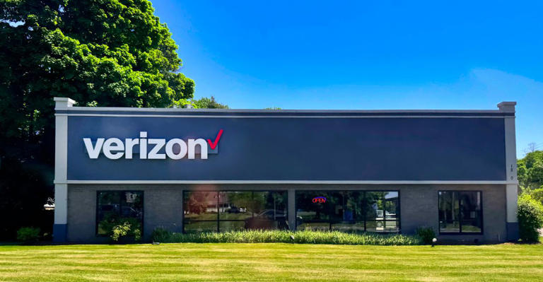 Verizon Rebrands With AI Pivot — $33.8B Revenue Miss Triggers 15K-Job ...