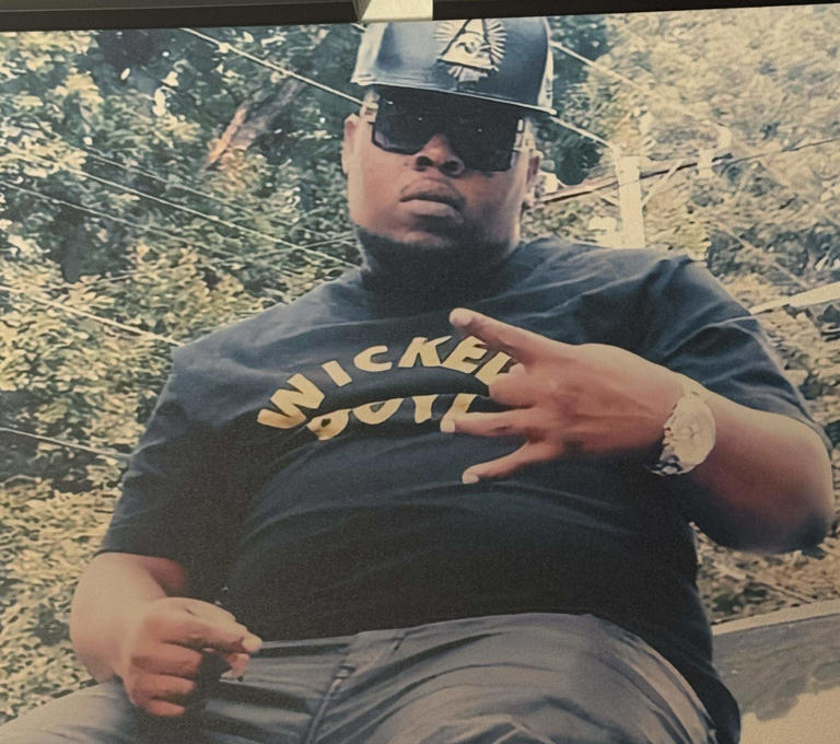 After Charlotte police shooting, two unmarked graves sit in Oaklawn ...