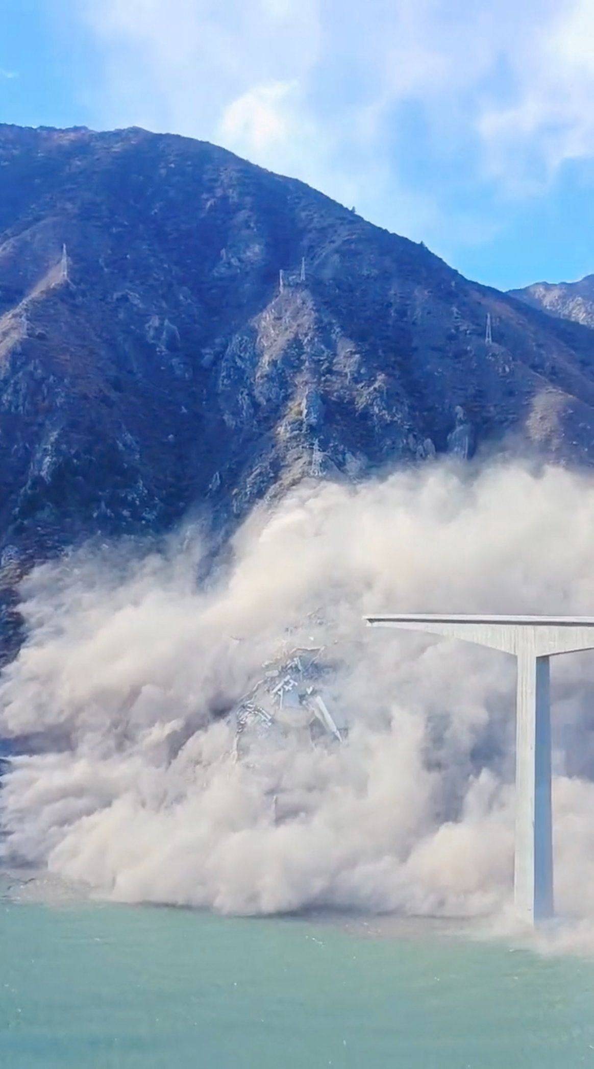 O momento em que uma ponte recém-inaugurada colapsa na China