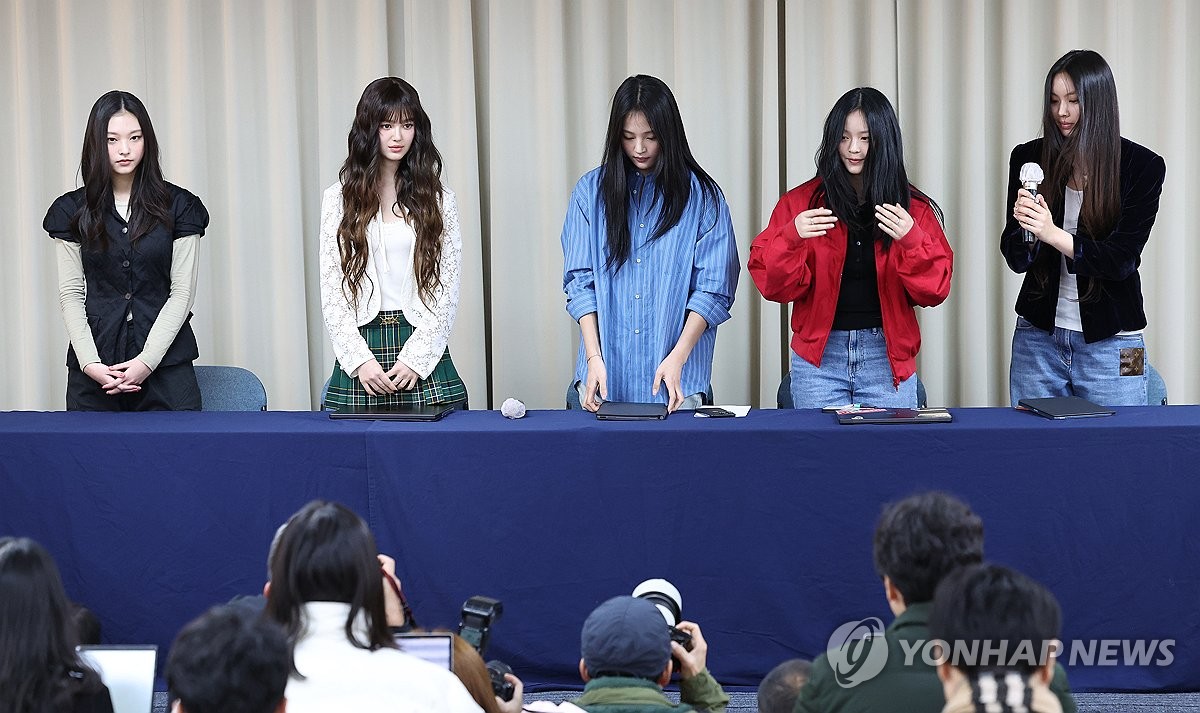 (LEAD) Haerin, Hyein of NewJeans to return to ADOR: agency