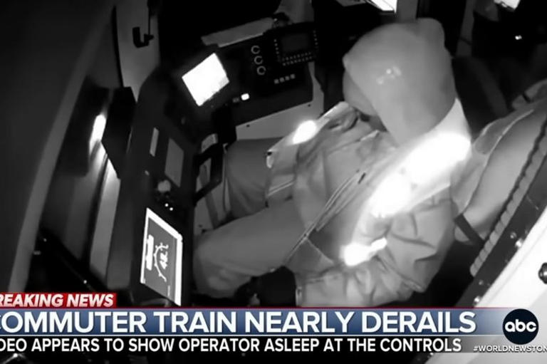 ABC David Muir fans fume 'It's unacceptable' as he halts show for ...