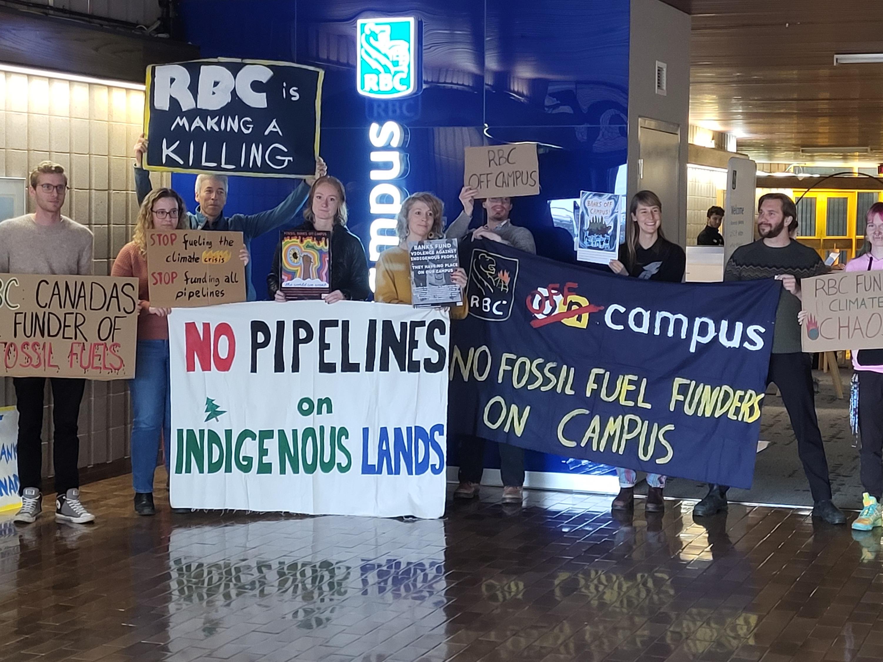 Des étudiants de l’Université Lakehead dénoncent le budget fédéral de ...