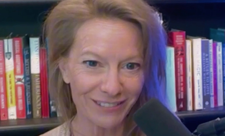 Don't Post These Photos On Your Dating Profile, According To A Dating Coach