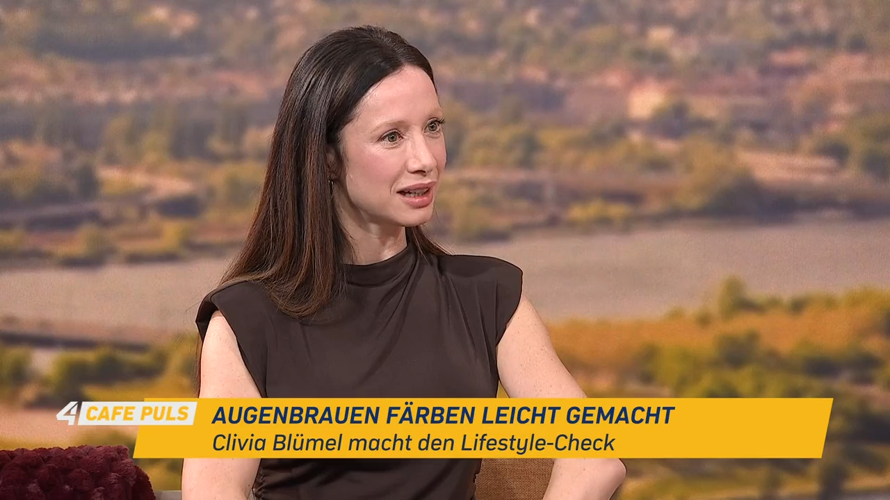 Clivia Blümel lässt sich ihre Augenbrauen umfärben