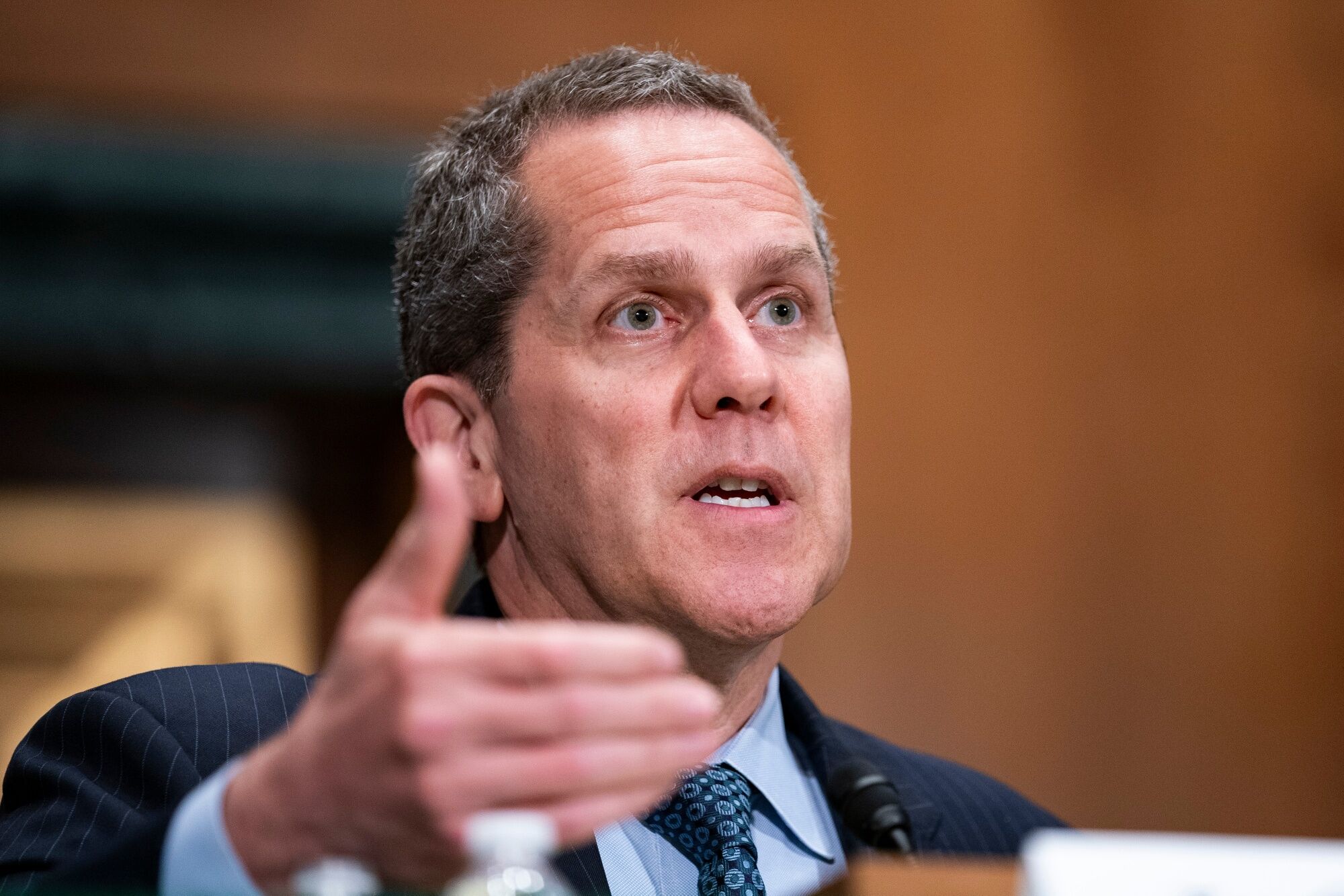 バーFRB理事、金融中核業務へのAI導入巡り警鐘－規制の枠組み必要