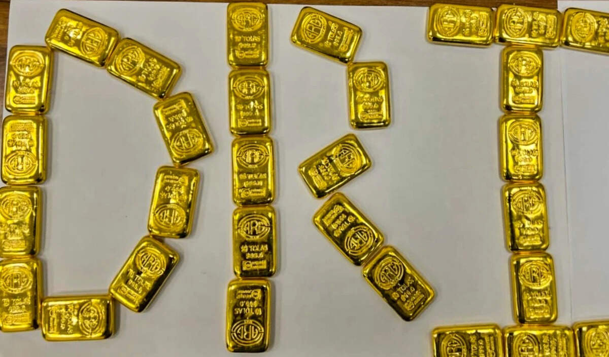 Mumbai Authorities Uncover Gold Smuggling Ring, Arrest 11 Individuals