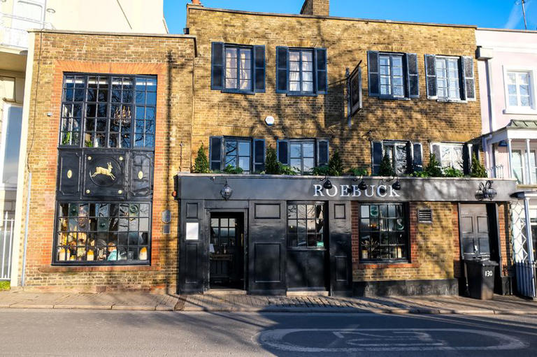 'Traditional' pub with 'delicious food' has 'one of best views in Britain'