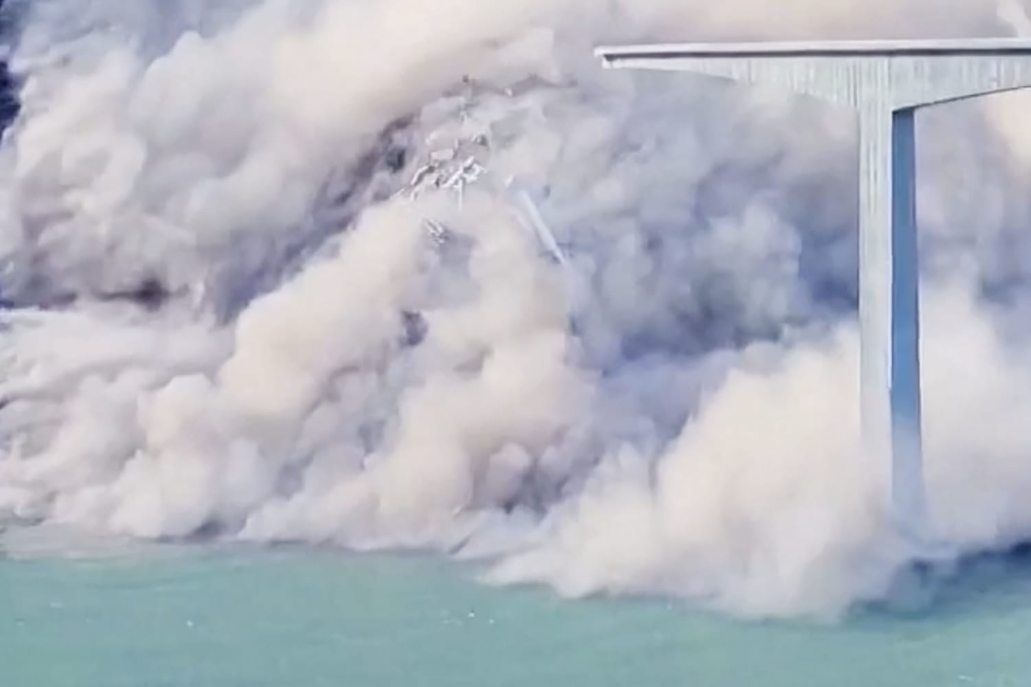 Nearly 2,500 foot long bridge collapses in China