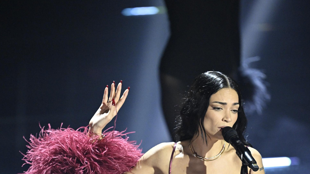 Elodie in lacrime a Eboli: «Sto facendo fatica, vi chiedo scusa»