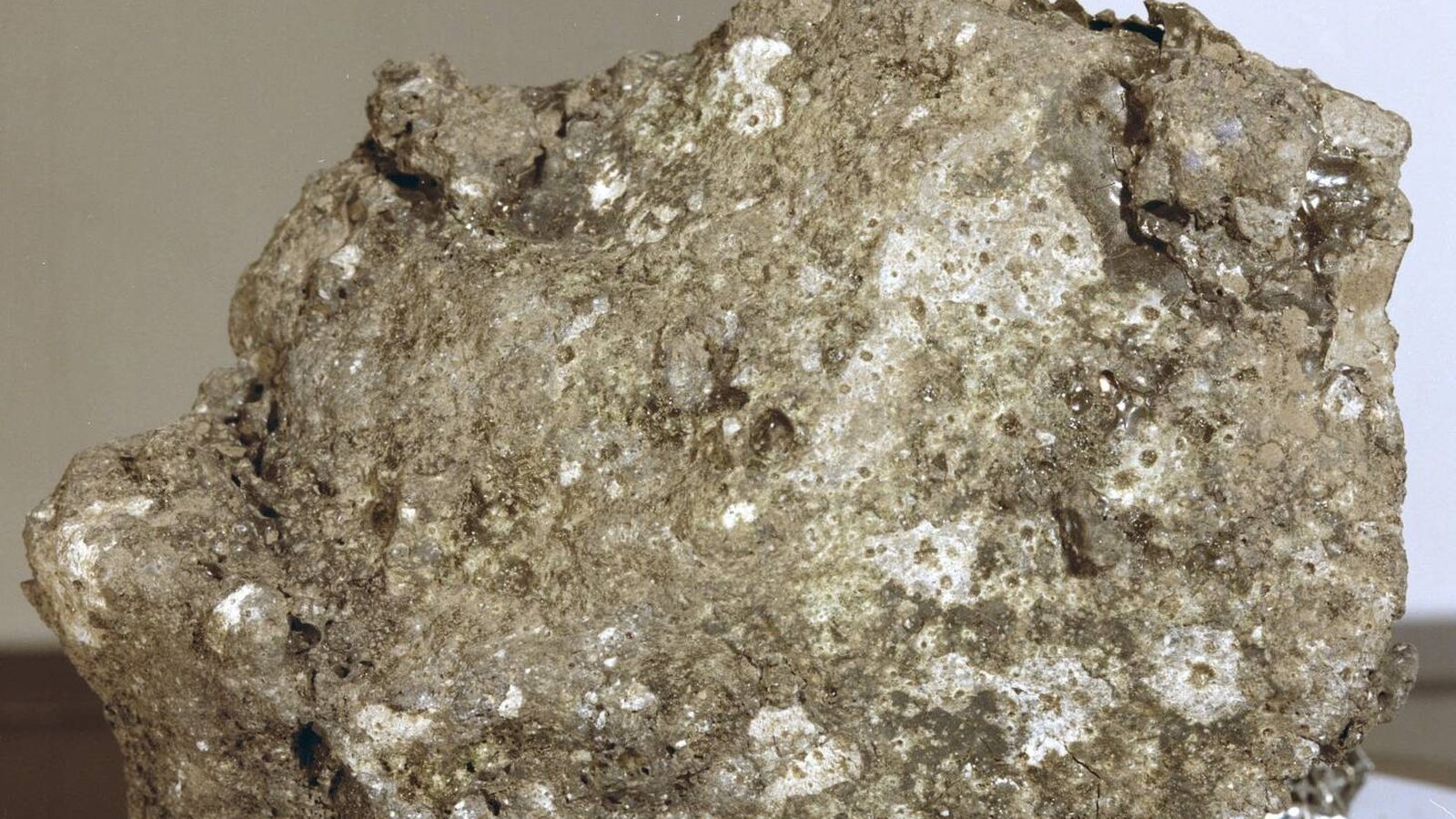 Una roca lunar traída por la Apolo 16 le dice a la NASA que no va a ...