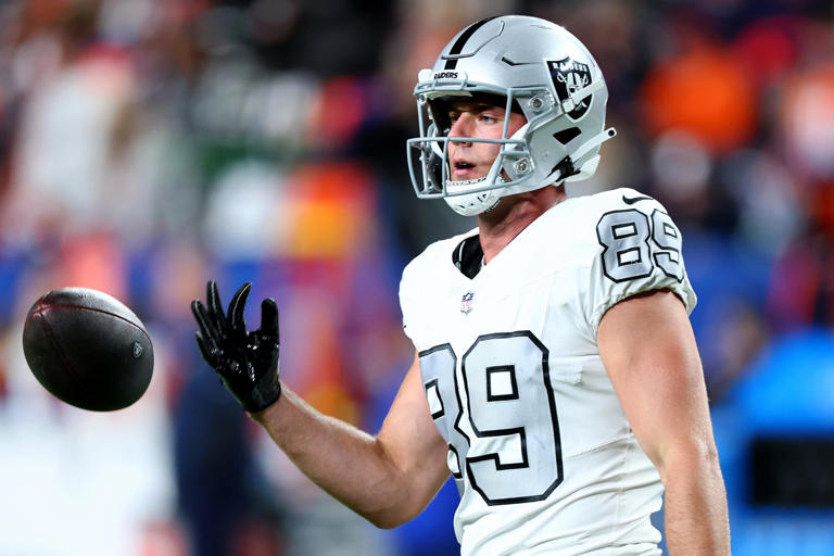 Raiders TE Brock Bowers on track to go for 2nd 1000-yard season in 2026