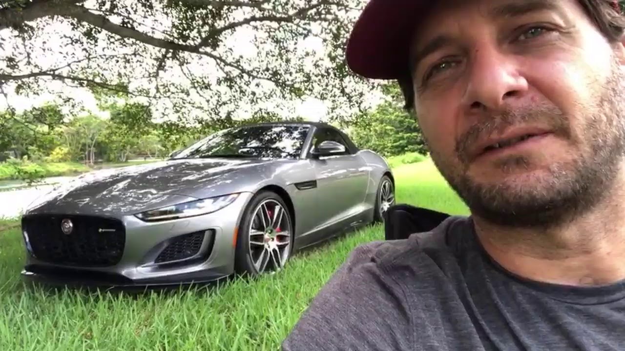 Jaguar F-Type R—Dynamic Convertible 2021...y un café