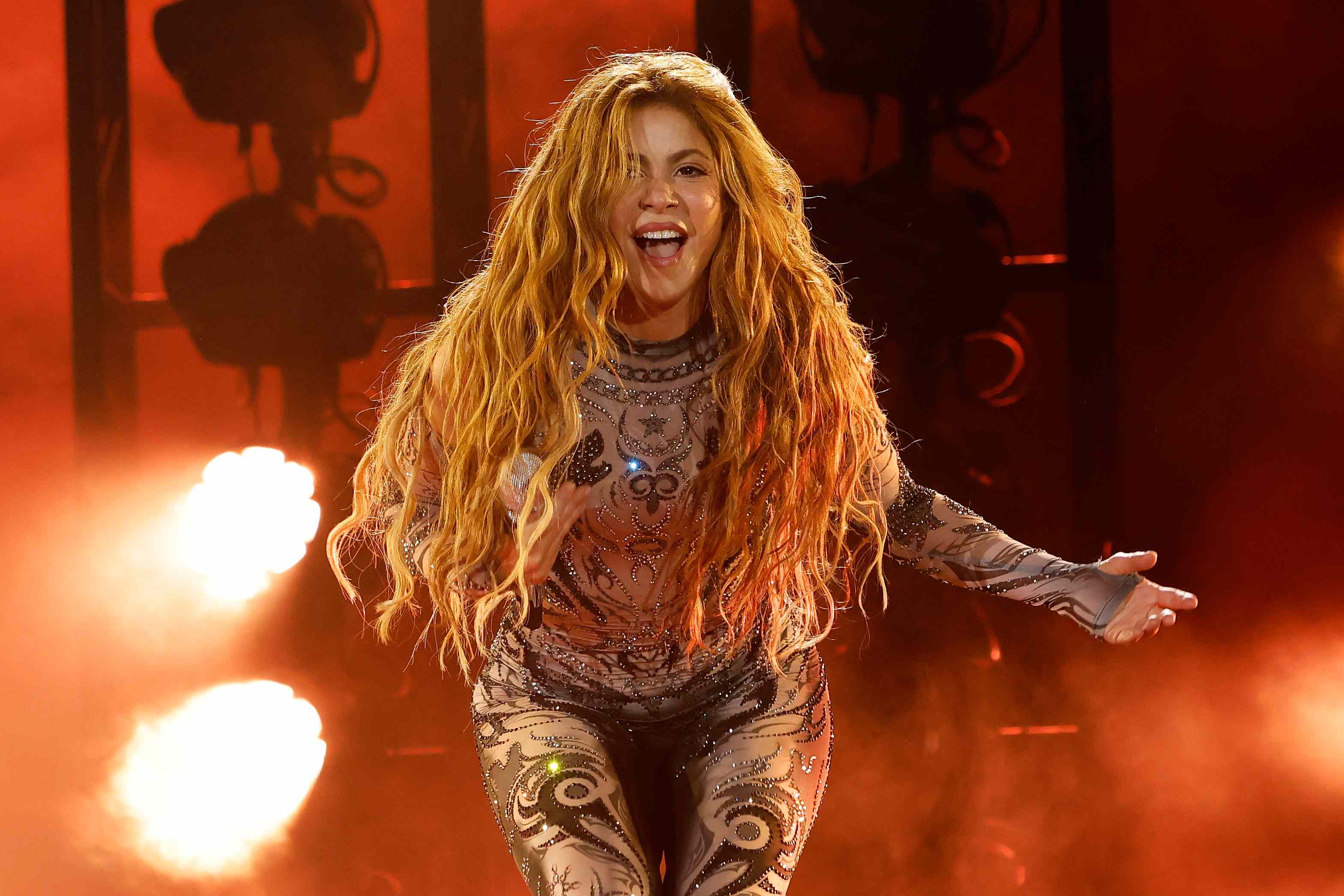 Shakira se hace daño en el escenario: ¡Aquí las fuertes imágenes de lo ...