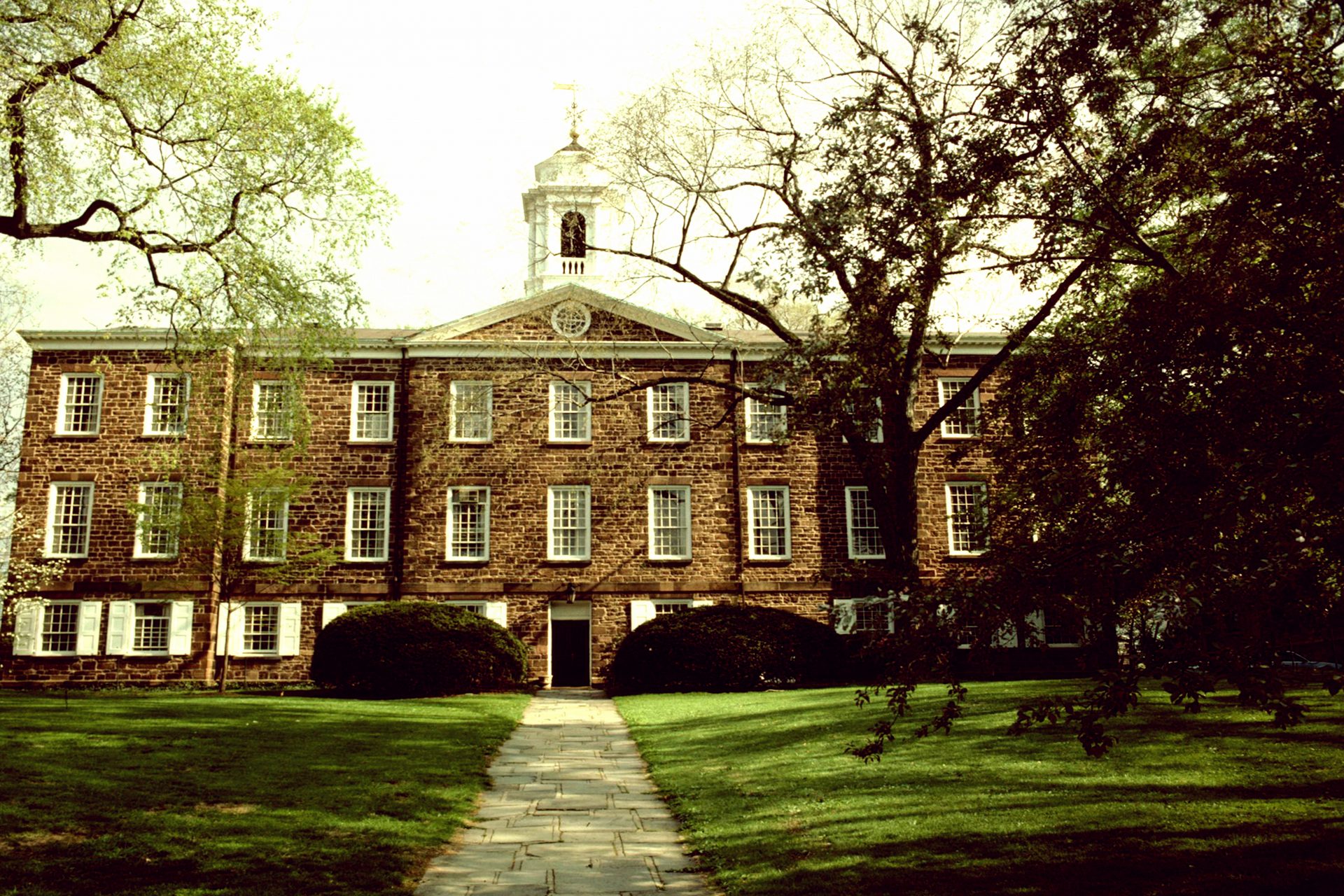 After death threats: US professor Mark Bray flees to Spain