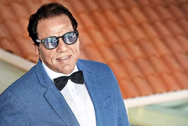 Dharmendra goes home from hospital