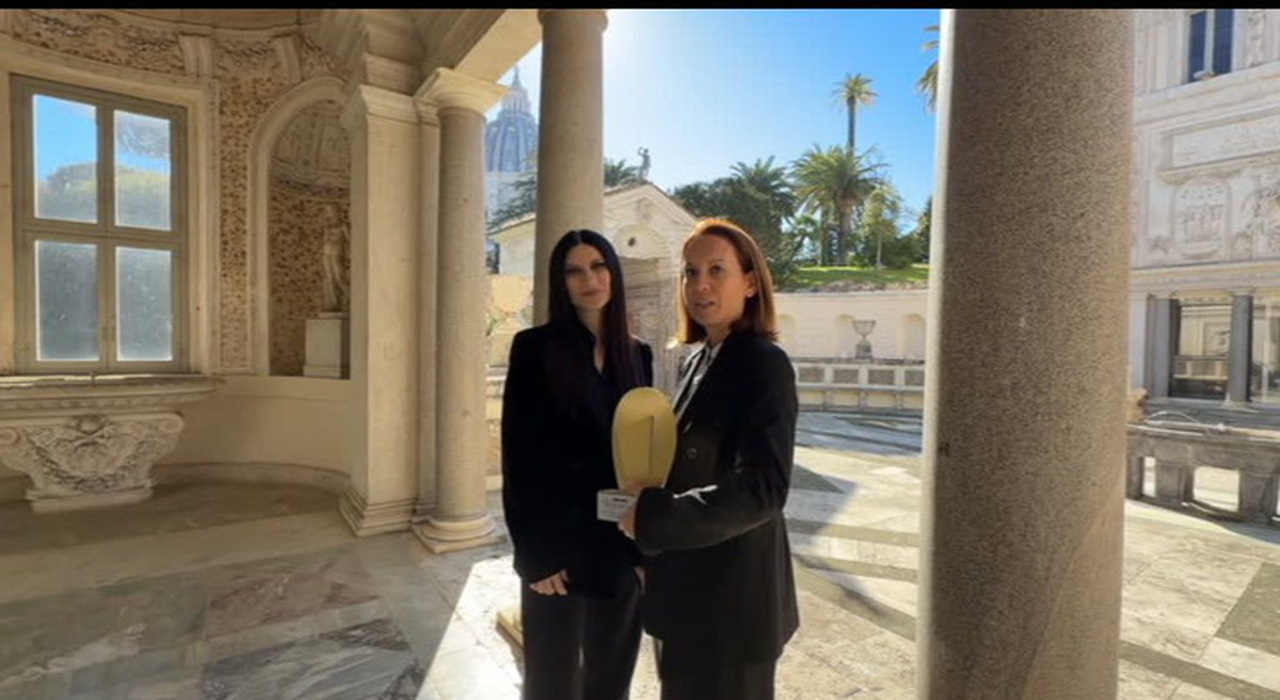 Laura Pausini davanti al Papa riceve il Global Icon Award