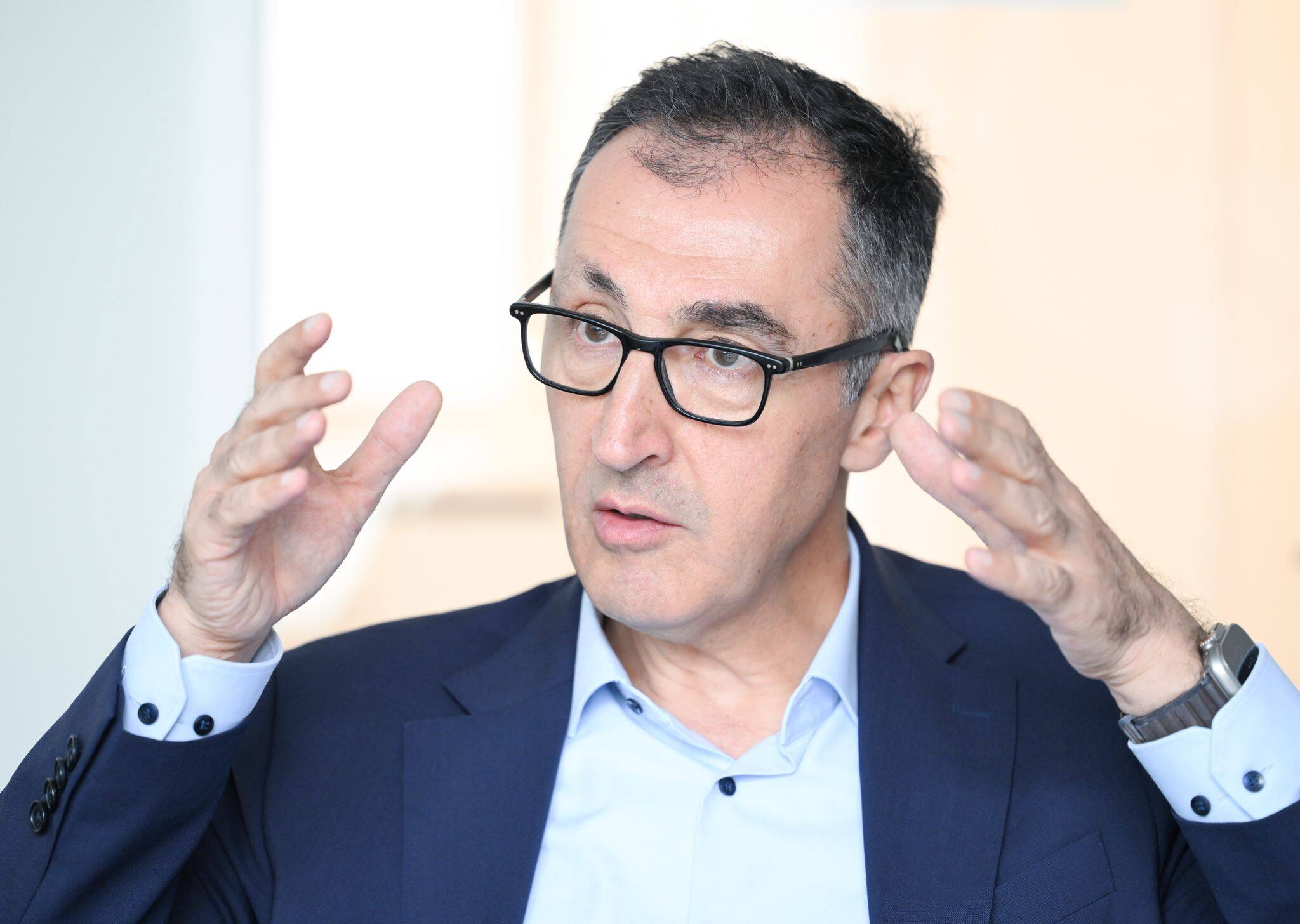 Özdemir bricht sich im Wahlkampf zwei Finger