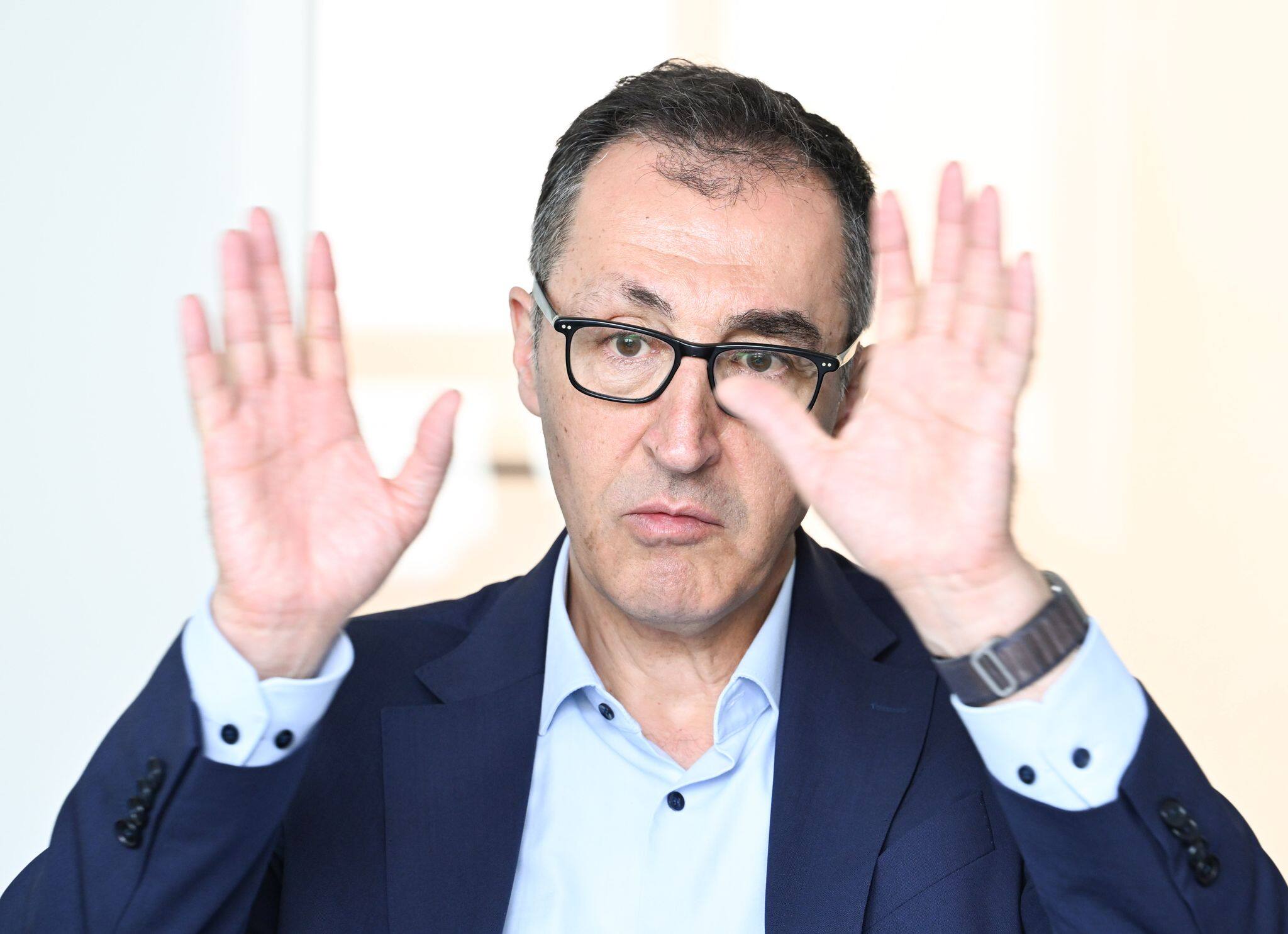 Özdemir bricht sich im Wahlkampf zwei Finger