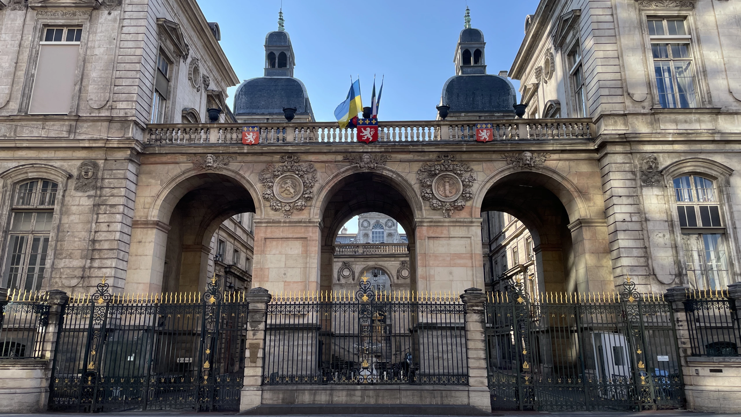 13 novembre : hommage aux victimes du Bataclan à l'hôtel de ville de Lyon