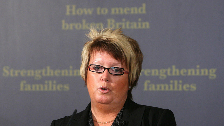 Meghalt Helen Newlove bárónő