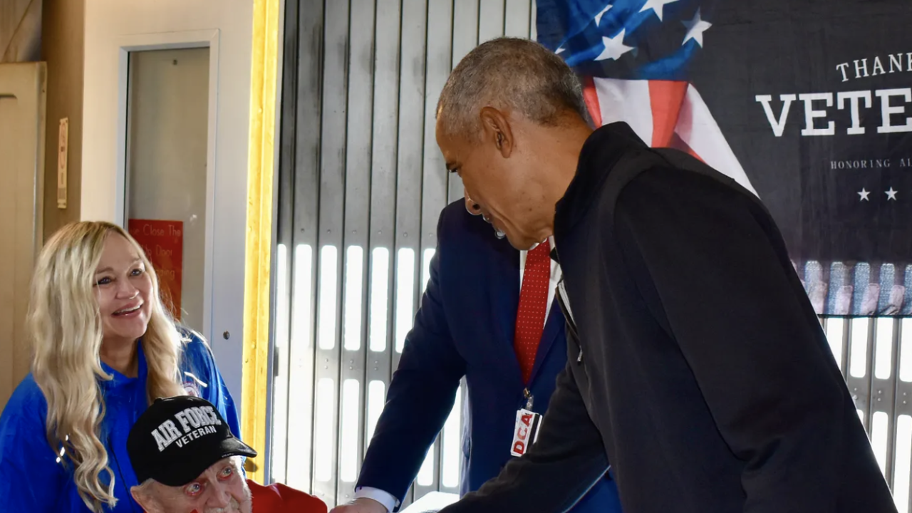 Former President Barack Obama surprised war veterans on an Honor Flight ...