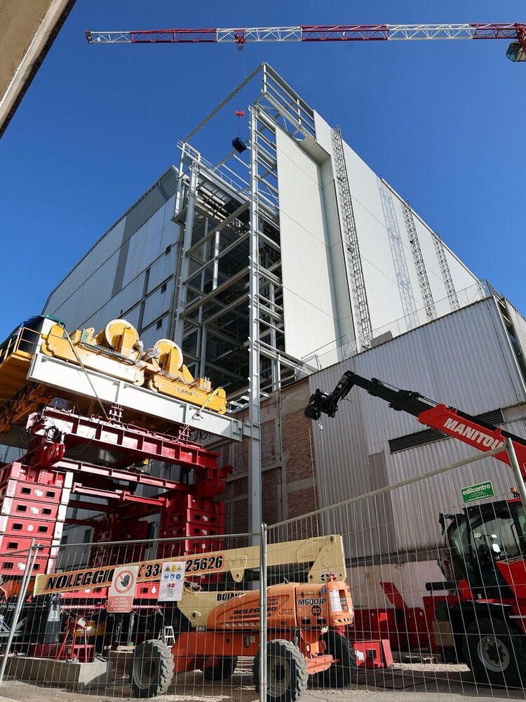 Nella centrale nucleare di Latina arriva la gru speciale