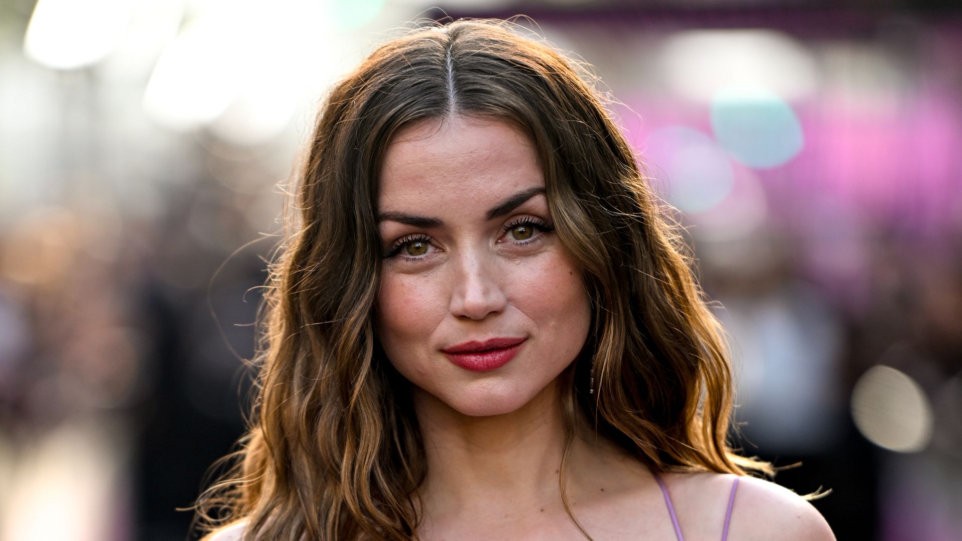Ana de Armas hangs out with mystery man after rumored Tom Cruise split