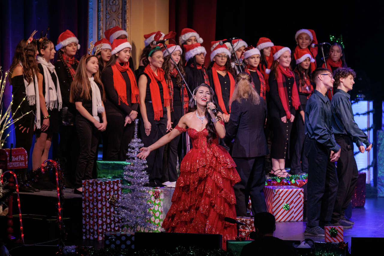 Jessica Lynn brings 'A Very Merry Classic Christmas' show to Warner Theater