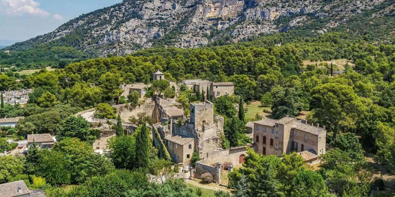 Bien moins connu que Gordes, ce sublime village perché du sud de la ...