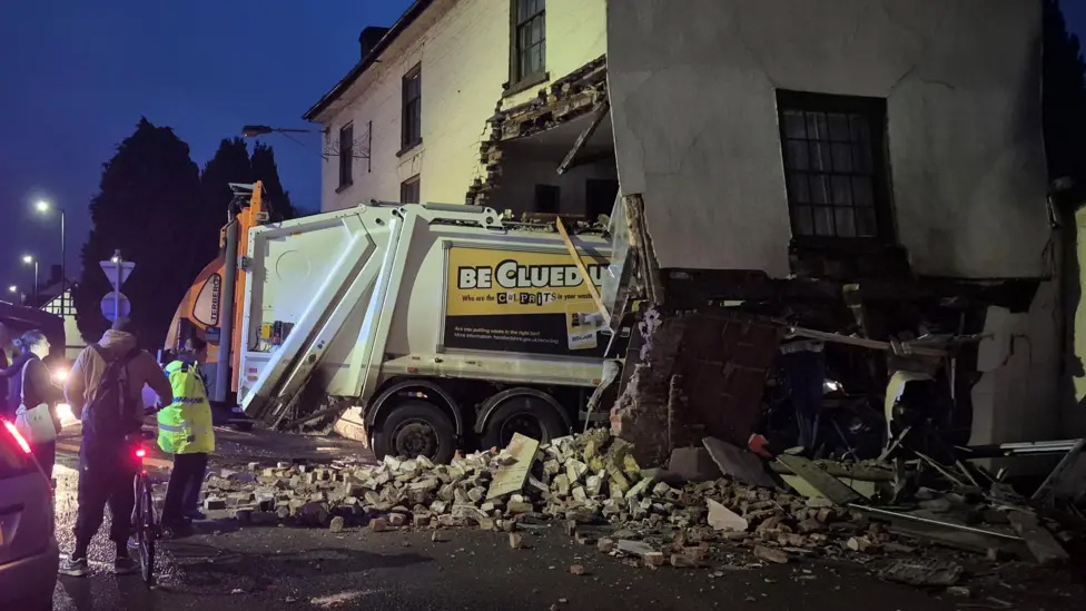 Bin Lorry Crash Kills 1 and Sends 2 to Hospital