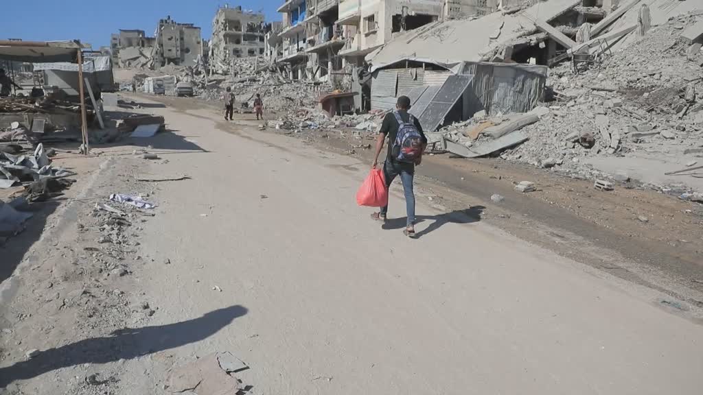 Displaced Palestinians in Gaza return to war-torn homes