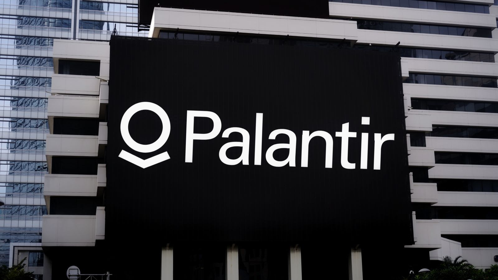 Bullish Tilt: Palantir Option Strategy Geared for Upside Gains