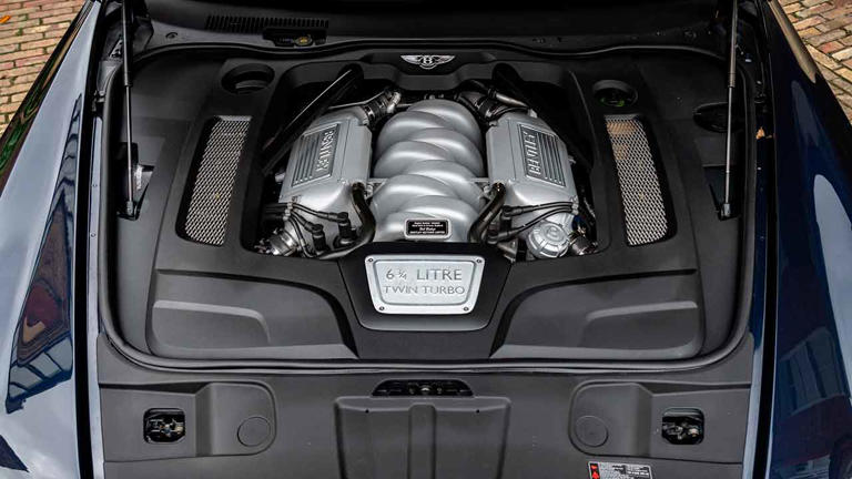 III. Károly király hivatalos autója, egy Bentley Mulsanne, akár 100 000 ...