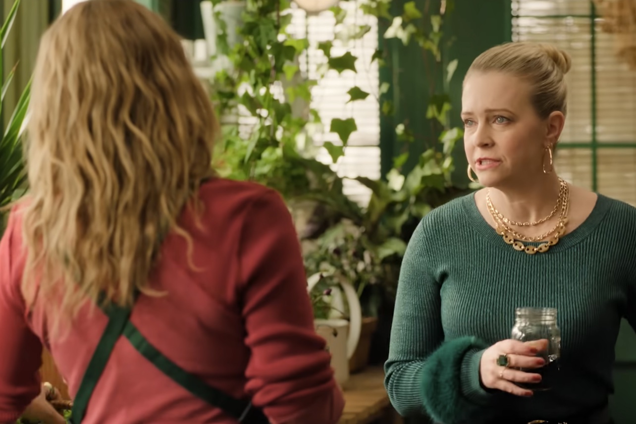Alicia Silverstone and Melissa Joan Hart in Netflix’s ‘Merry Little Ex ...