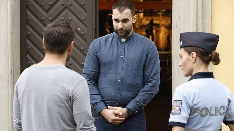 Polabí: Na návštěvě v kostele, kde pochybuje o víře farář Tomáš a v ...