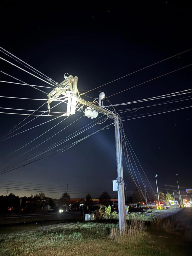 Collapsed power pole cuts electricity in White House
