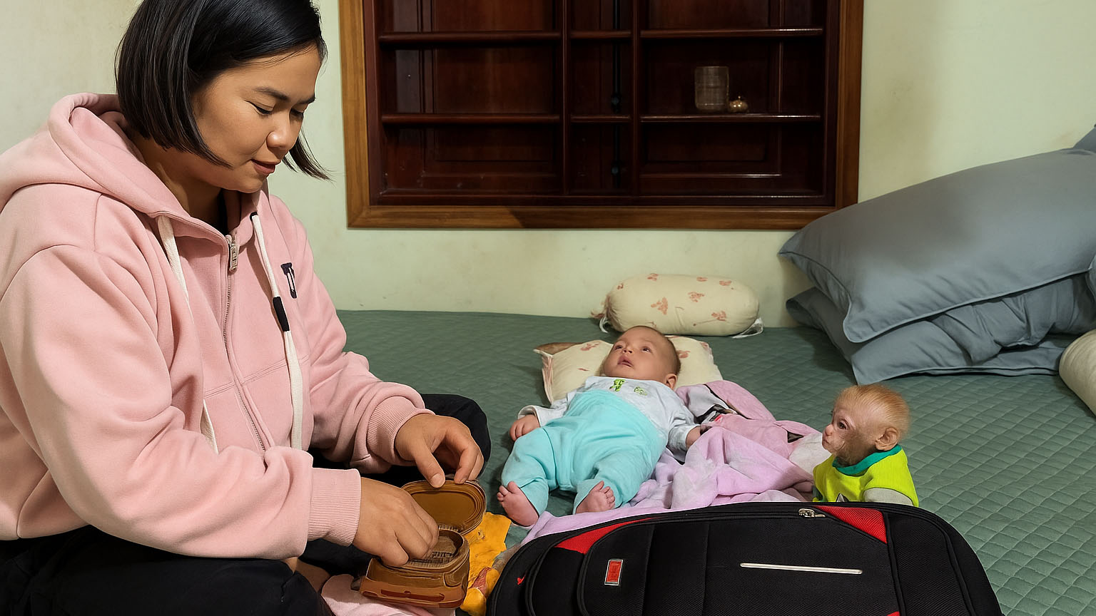 Cutis Helps While Baby Is Taken to Hospital