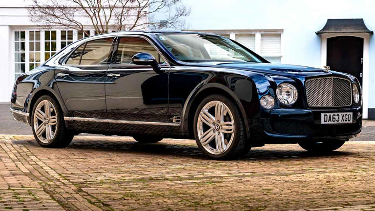 III. Károly király hivatalos autója, egy Bentley Mulsanne, akár 100 000 ...