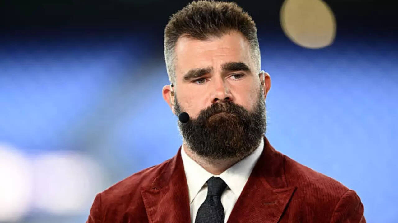 Jason Kelce breaks down on live TV honoring teammate’s heroic ...