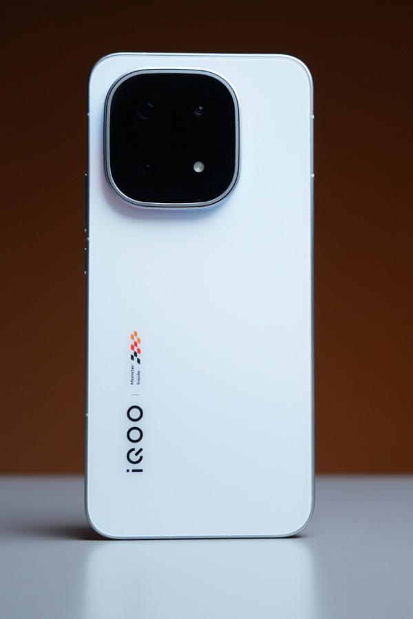 iQOO 15 Camera Hands-On: From Gaming Beast to Photo Pro, iQOO Has Come ...