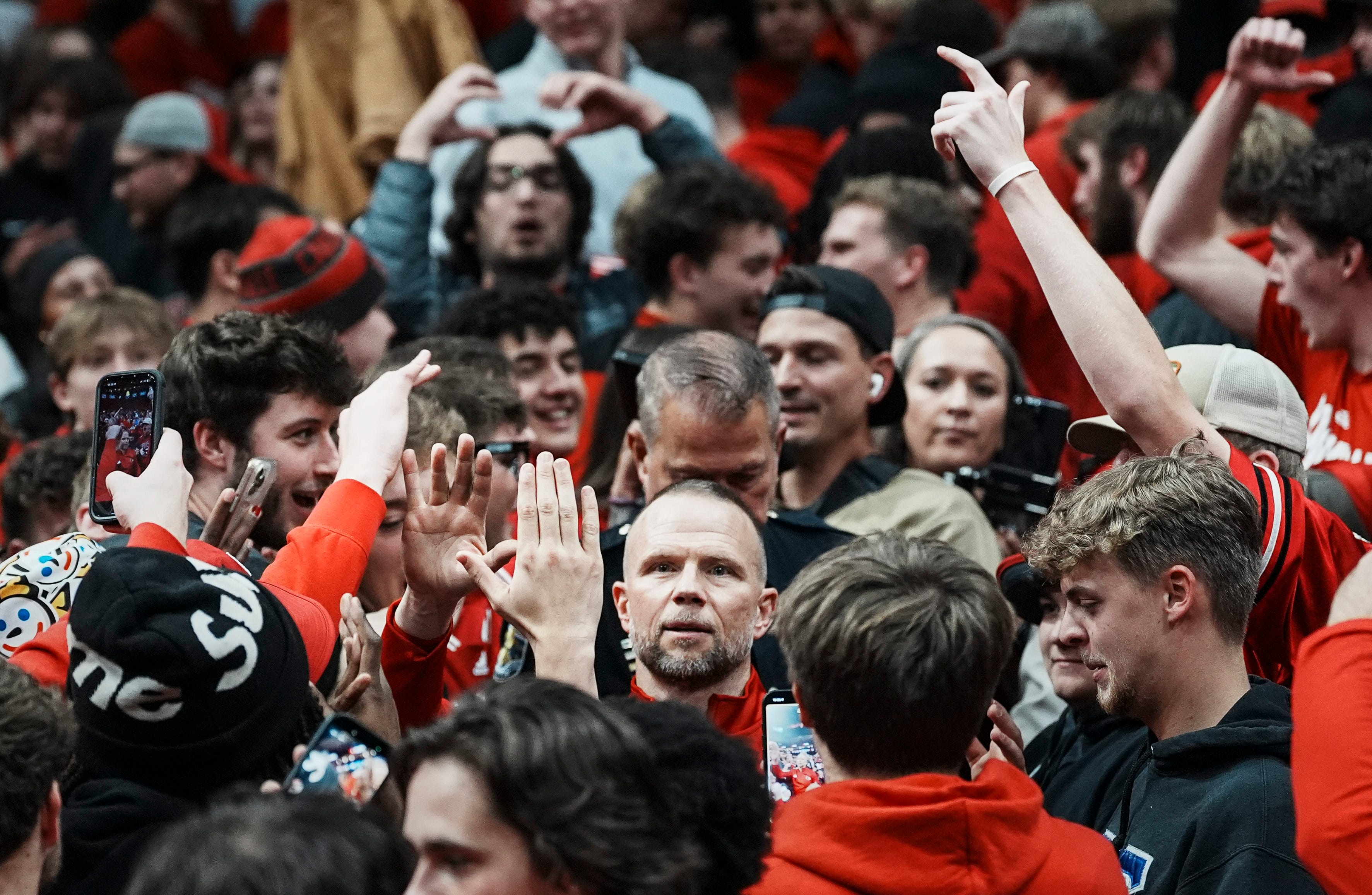 Pat Kelsey dislocates finger in celebrating Louisville basketball win ...