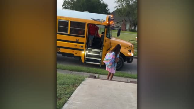 Girl Who Is Visually Impaired Rides School Bus For First Time | Happily TV