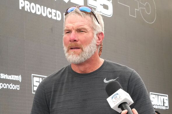 NFL legend Brett Favre can't hide disdain at Super Bowl halftime show ...