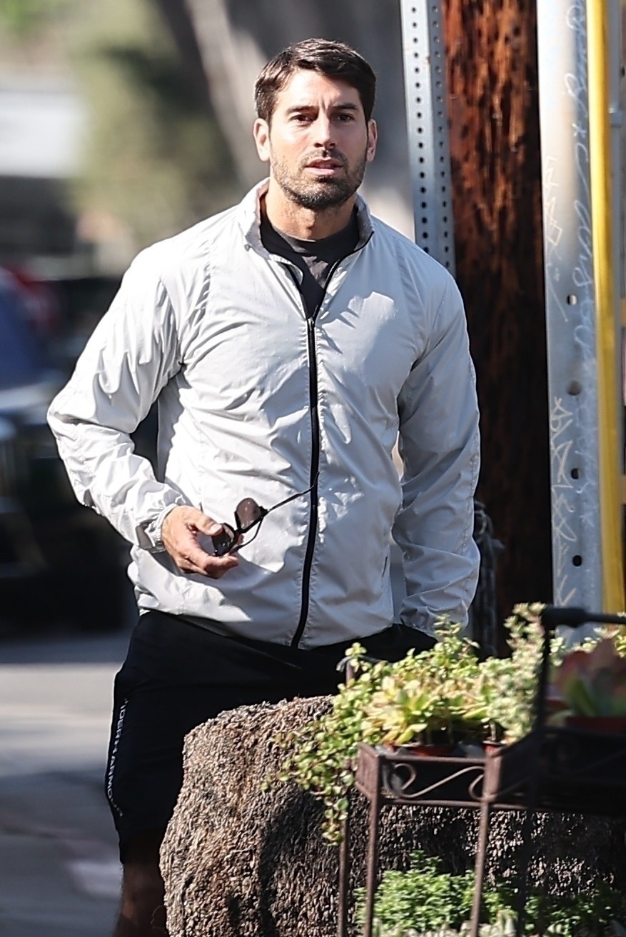 Ana de Armas spotted strolling LA with hunky venture capitalist after ...