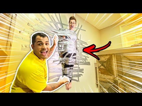 COLEI ELA NA PAREDE COM SILVER TAPE