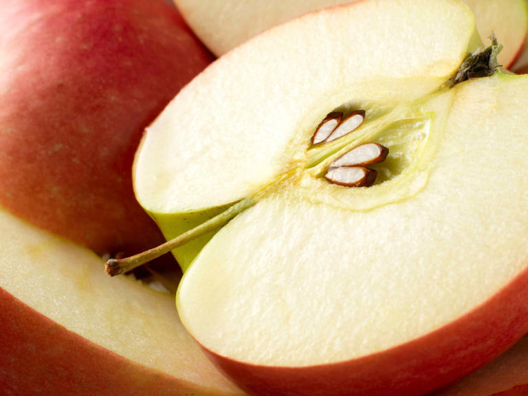 4 Potentially Serious Side Effects of Eating Apple Seeds